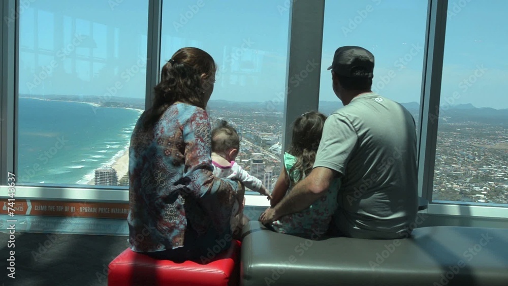 Visitors family visit in Q1 Building SkyPoint Observation Deck vídeo do ... Visitors family visit in Q1 Building SkyPoint Observation Deck vídeo do ...