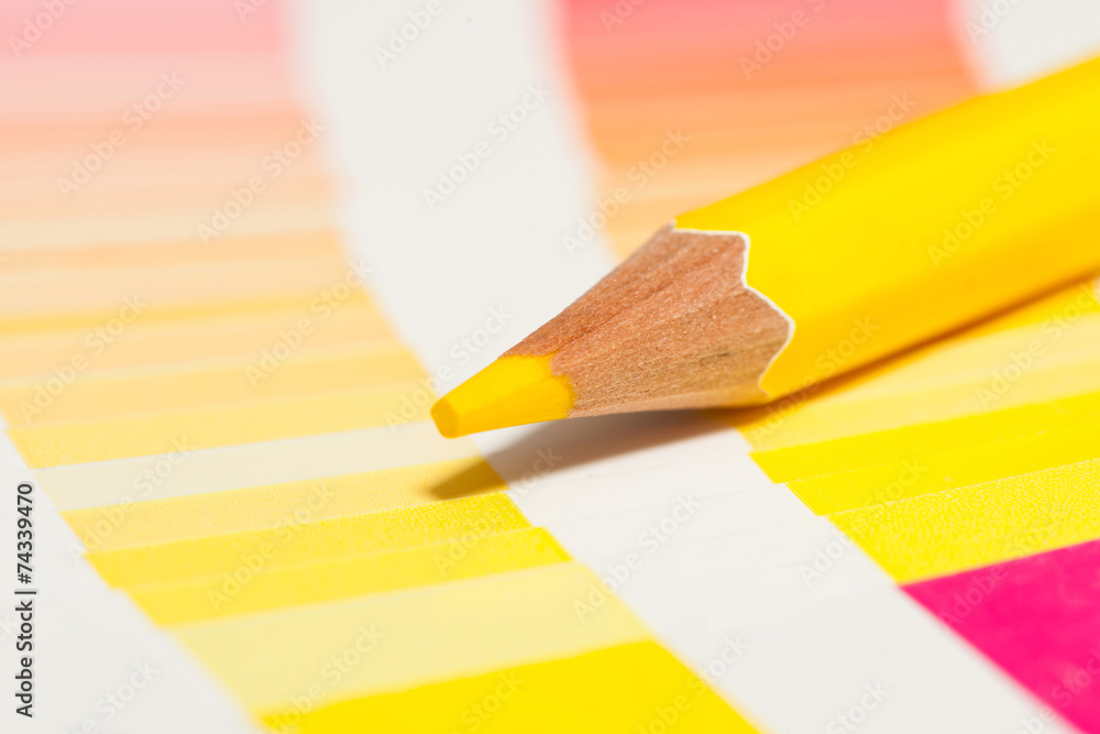 crayon de couleur jaune sur un nuancier de jaunes rouge orange foto de ...