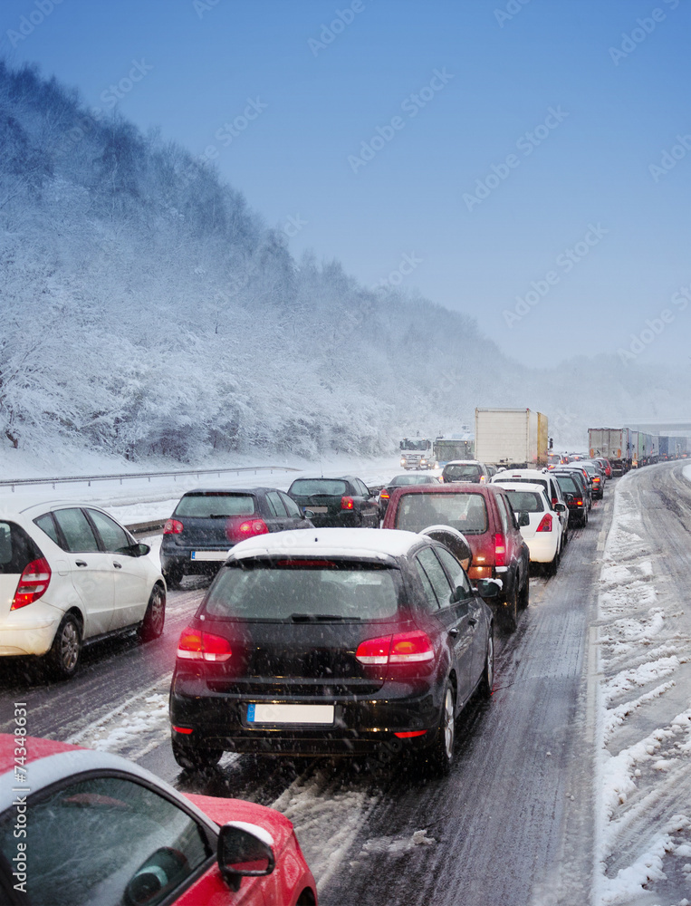 Pendelverkehr Stau auf Autobahn Schnee Winter Stock-Foto | Adobe Stock