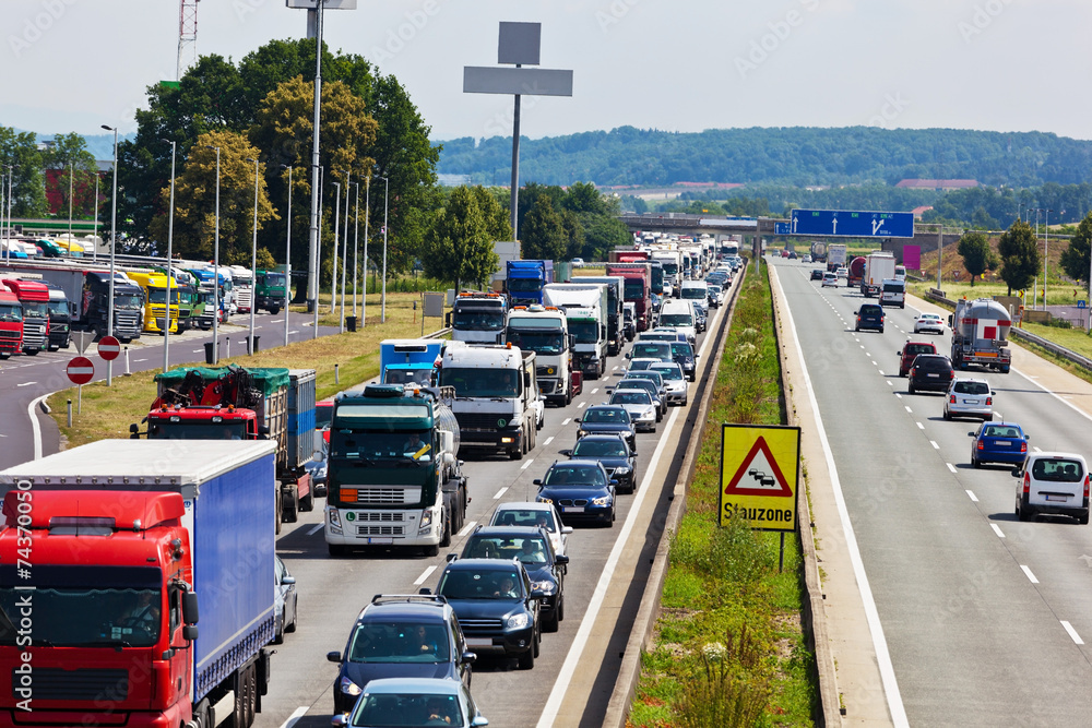 Stau auf Autobahn Stock-Foto | Adobe Stock