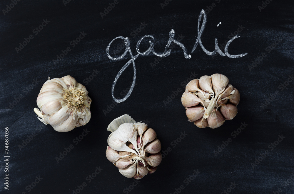 Garlic and handwritten word "garlic" Stock Photo | Adobe Stock