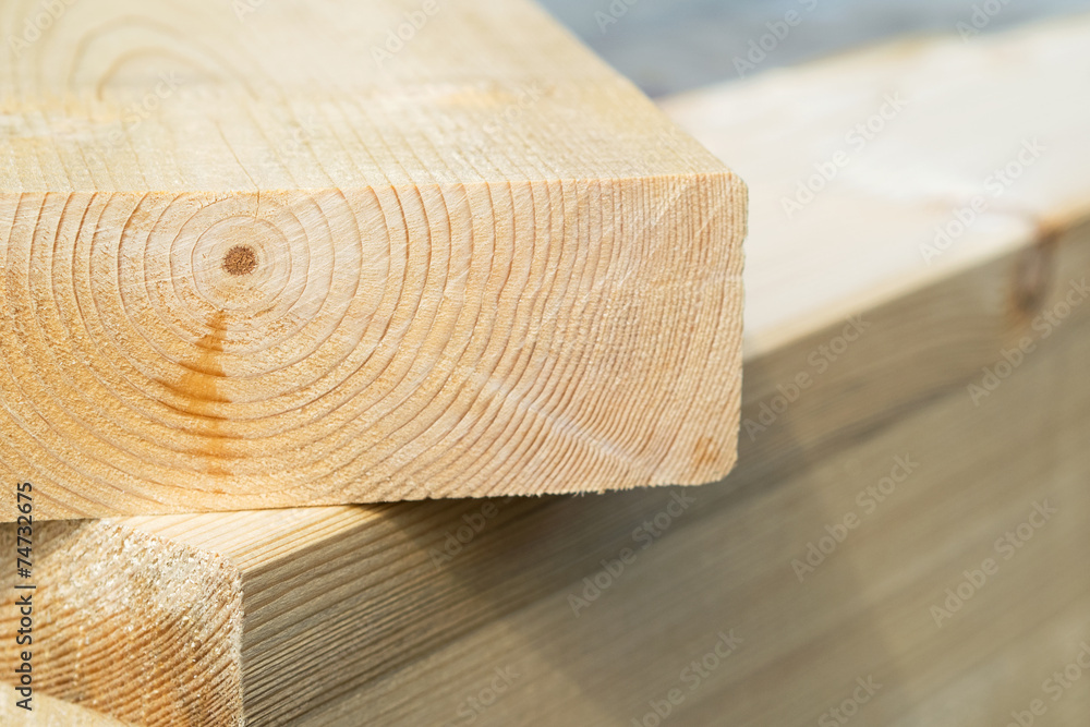 Holz - Holzbalken - Bohlen - Baustoffe - Holzbau - Bauen Stock Photo ...