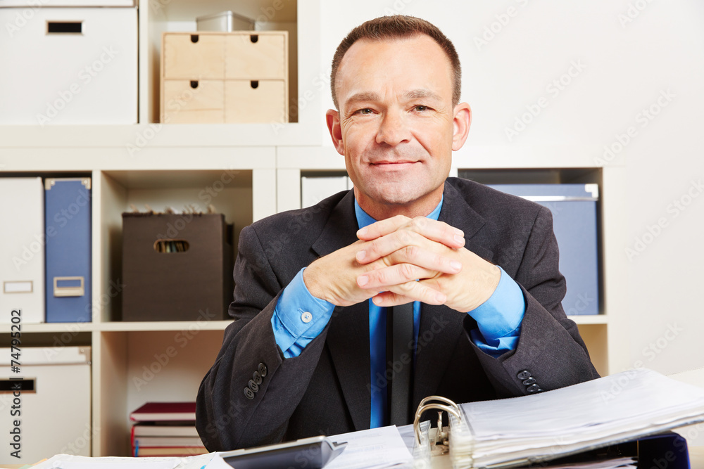 Buchhalter im Büro mit Akten Stock Photo | Adobe Stock