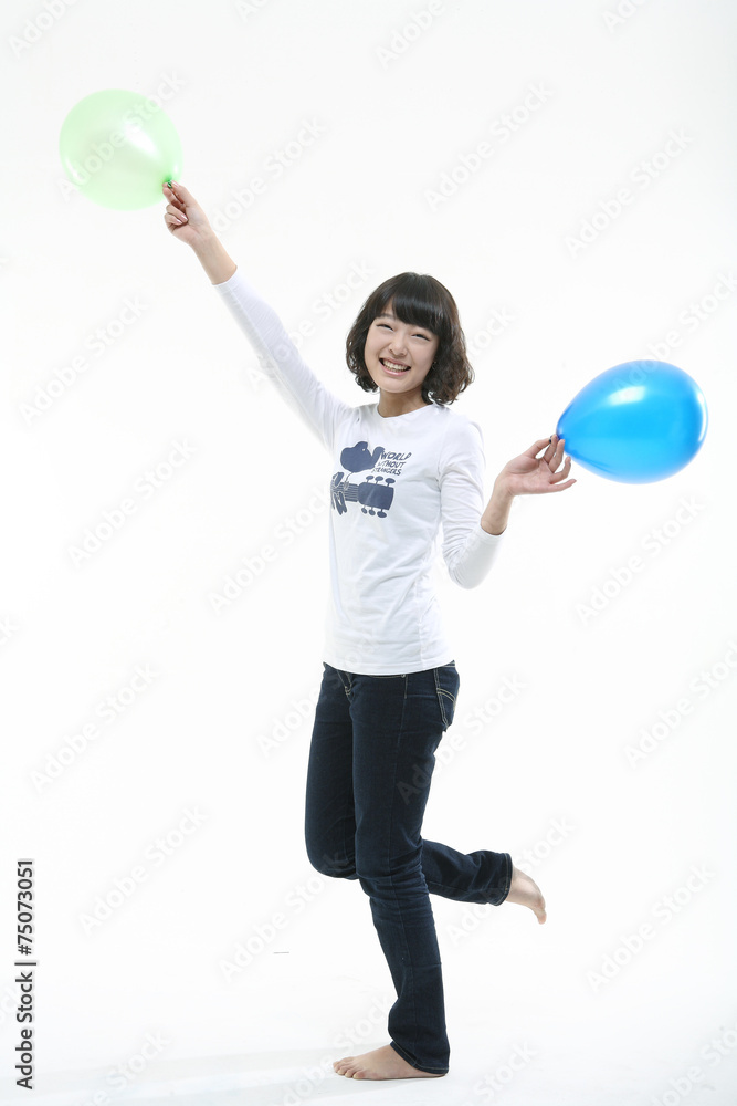 스튜디오 안의 젊은 여성 다양한 포즈 Stock Photo | Adobe Stock