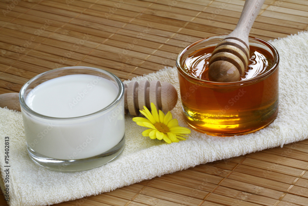Milch und Honig Stock-Foto | Adobe Stock