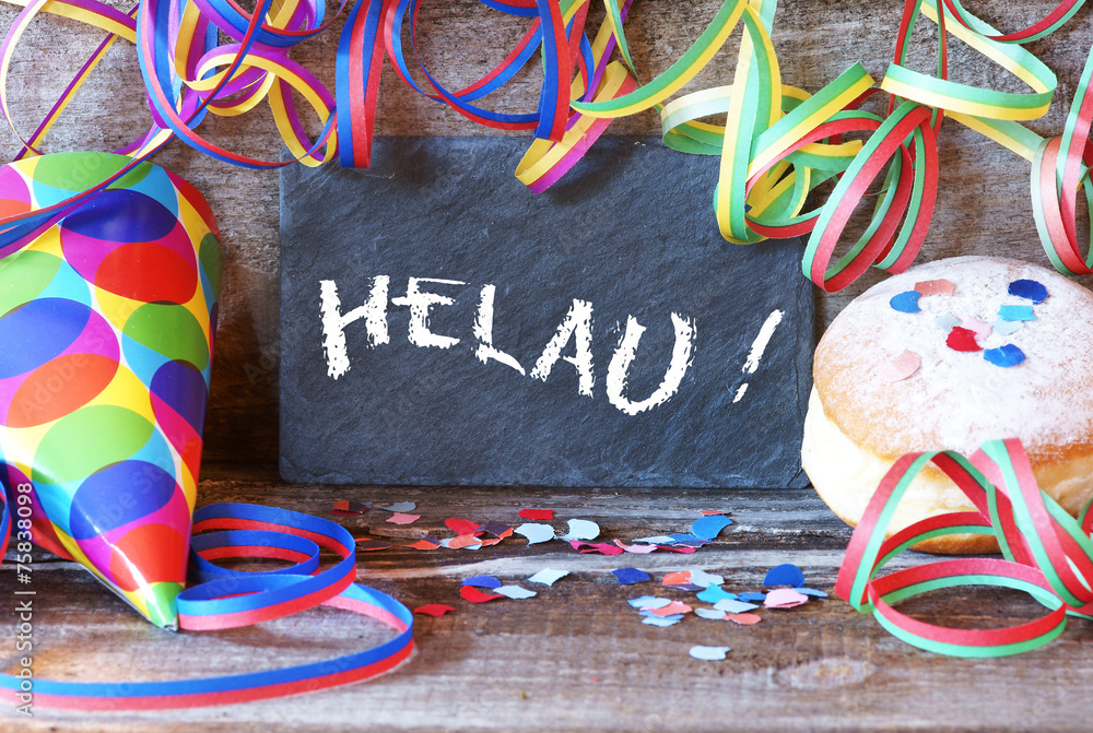 Tafel mit Schrift "Helau!" und Faschingsdekoration Stock-Foto | Adobe Stock