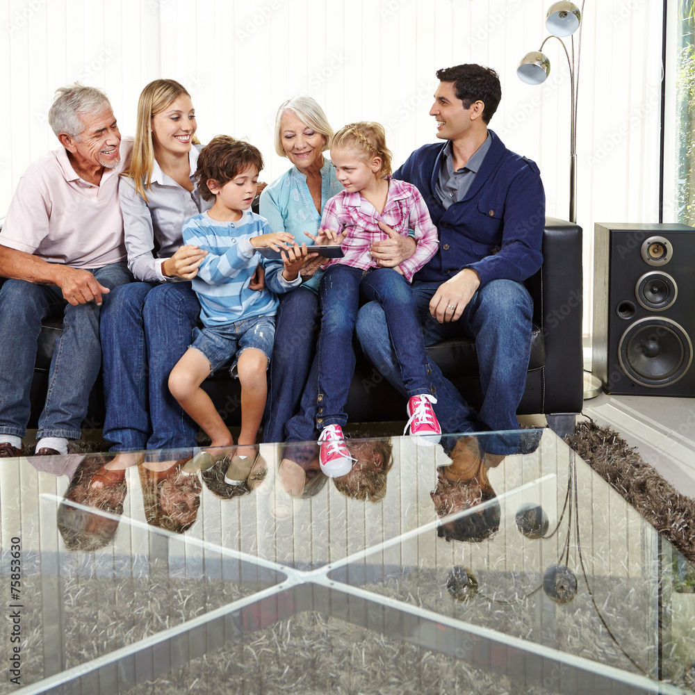 Kinder mit Eltern und Großeltern mit Tablet Computer Stock Photo ...