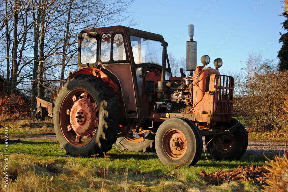 alter Traktor Stock-Foto | Adobe Stock