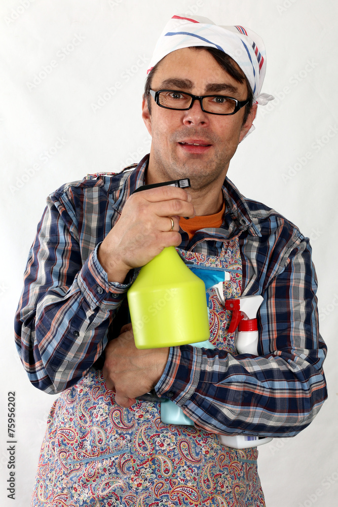 Mann mit Kopftuch u. Schürze,viele Sprühflaschen Stock-Foto | Adobe Stock