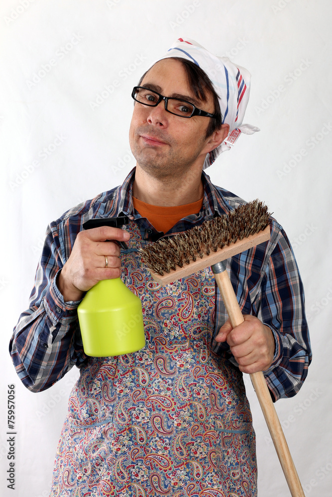 Putzmann mit Sprühflasche und Schrubber Stock-Foto | Adobe Stock