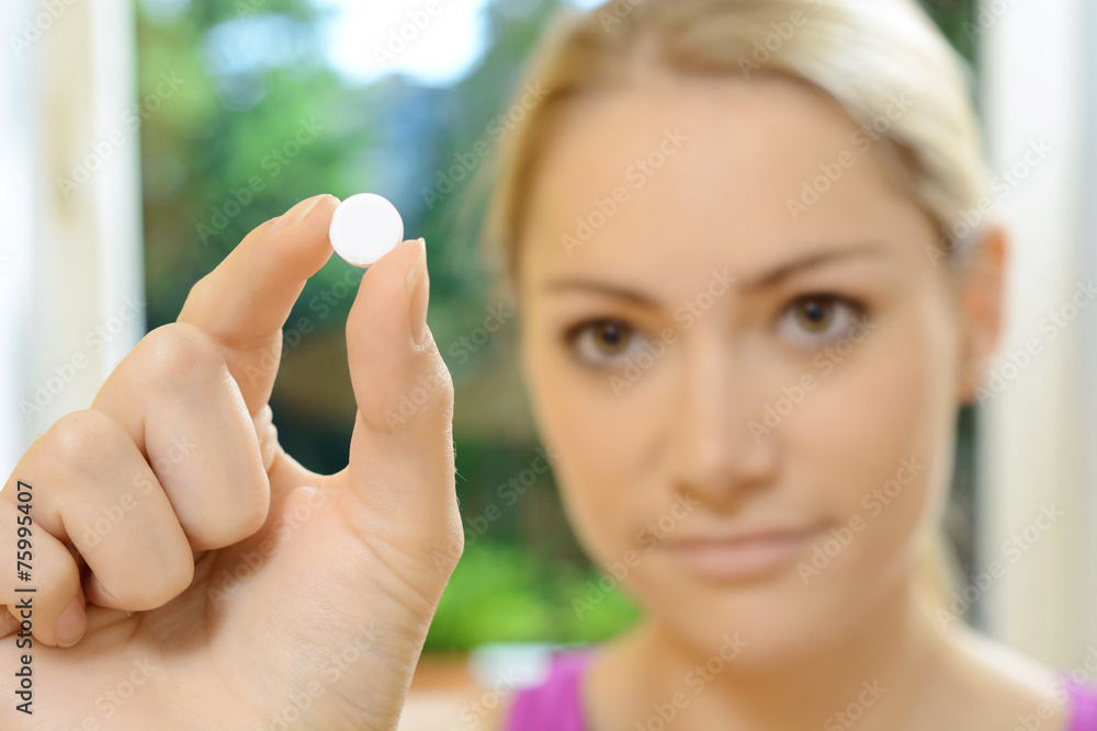 Frau hält Tablette als Medikament Stock-Foto | Adobe Stock