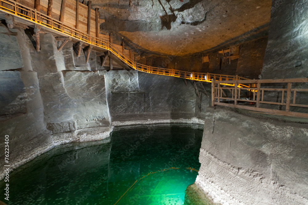 Foto de Wieliczka Salt Mine is one of the world's oldest salt mines. do ...