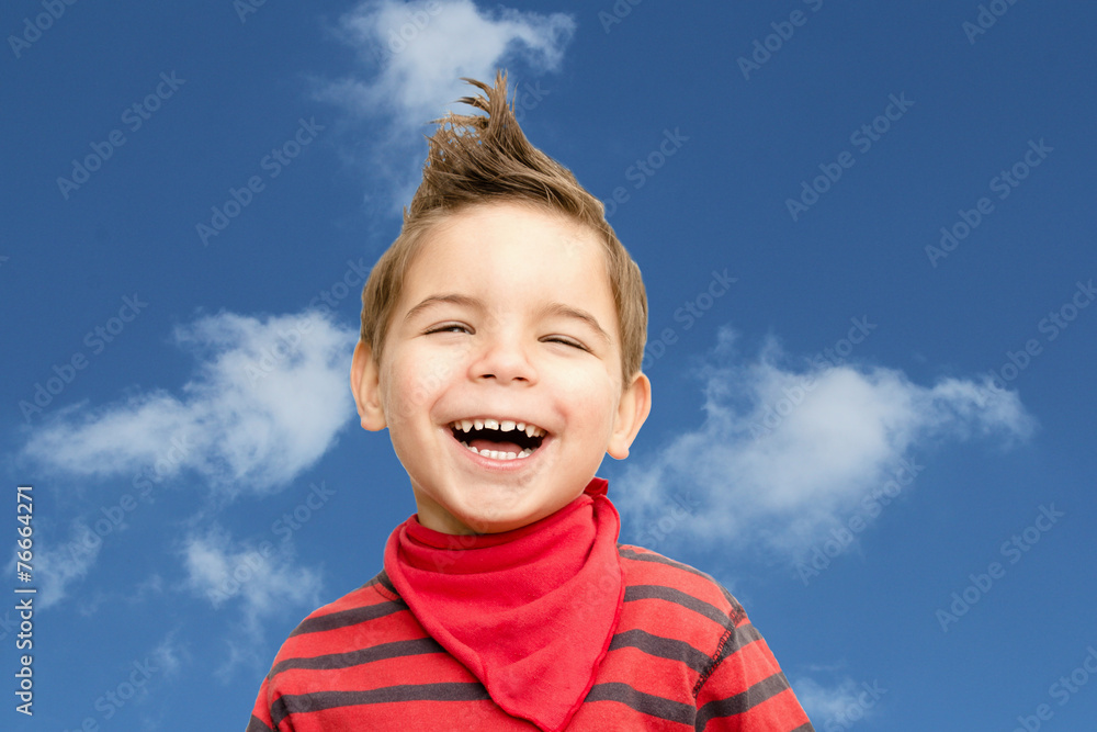 lachendes Kind vor blauem Himmel Stock-Foto | Adobe Stock