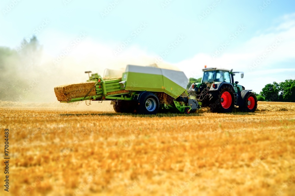 Traktor mit Strohpresse, Strohernte Stock-Foto | Adobe Stock Traktor mit Strohpresse, Strohernte Stock-Foto | Adobe Stock