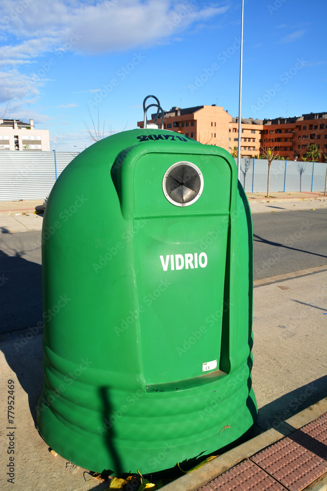 contenedor verde para el reciclado de vidrio Stock Photo | Adobe Stock