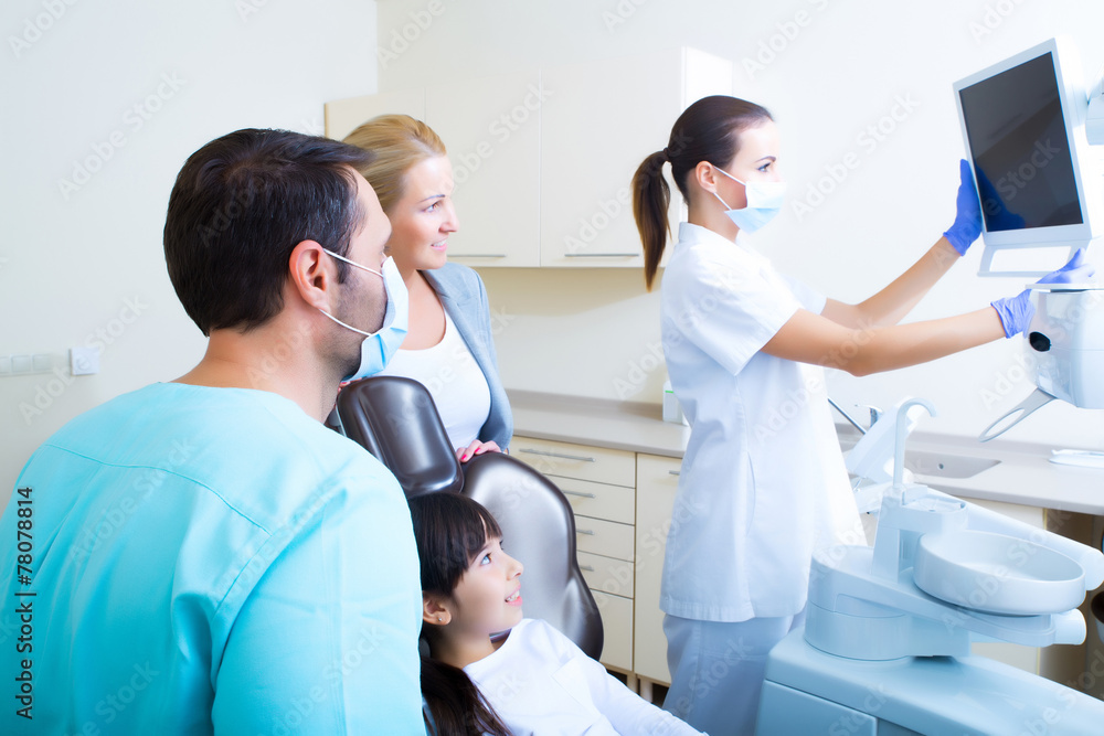 Untersuchung beim Zahnarzt Stock-Foto | Adobe Stock