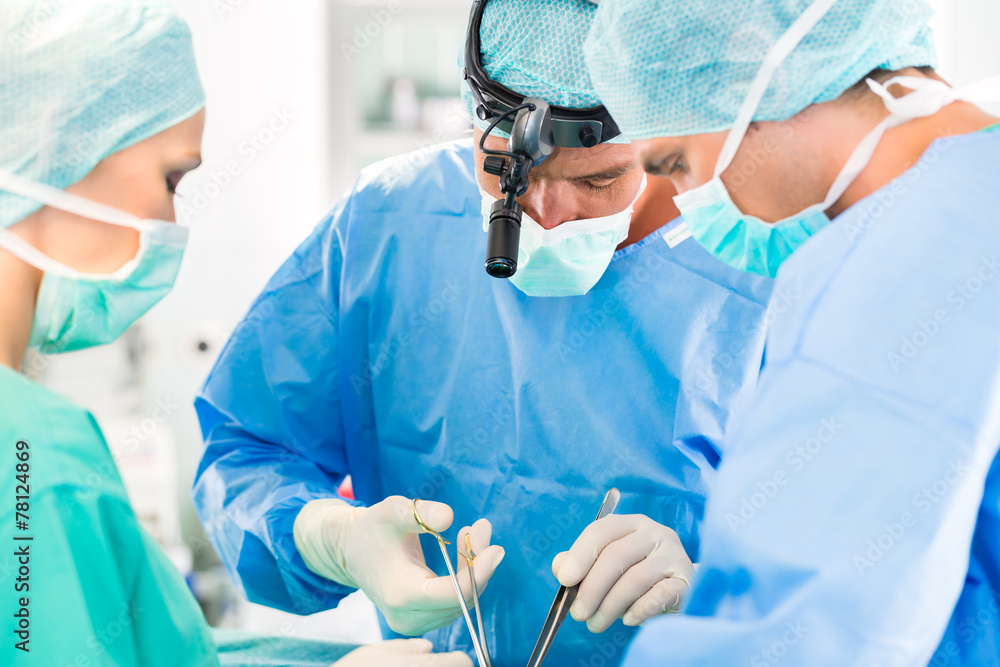 Chirurgen operieren in OP-Saal an Patienten Stock-Foto | Adobe Stock