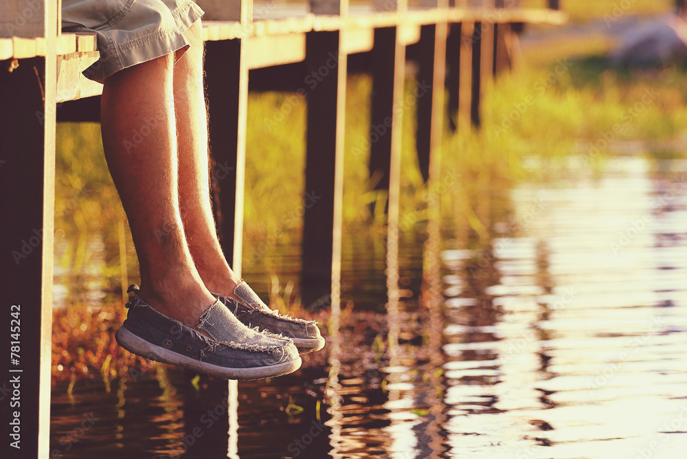 Foto de legs dangling do Stock | Adobe Stock