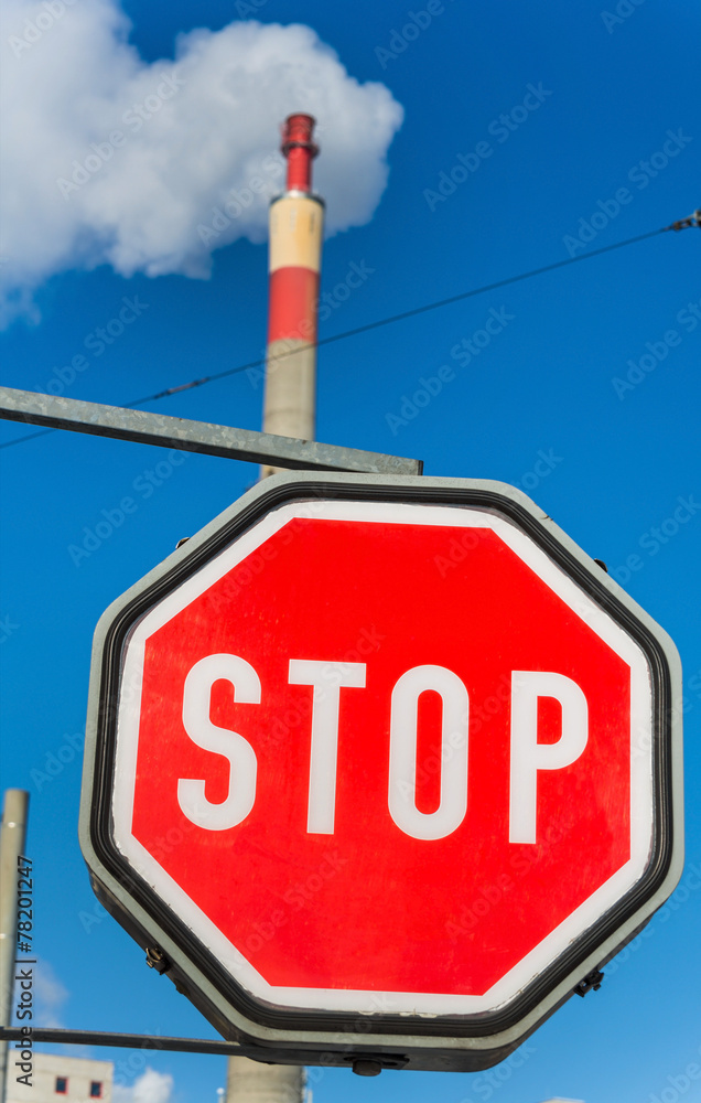 Industrieschlot und Stopptafel Stock-Foto | Adobe Stock