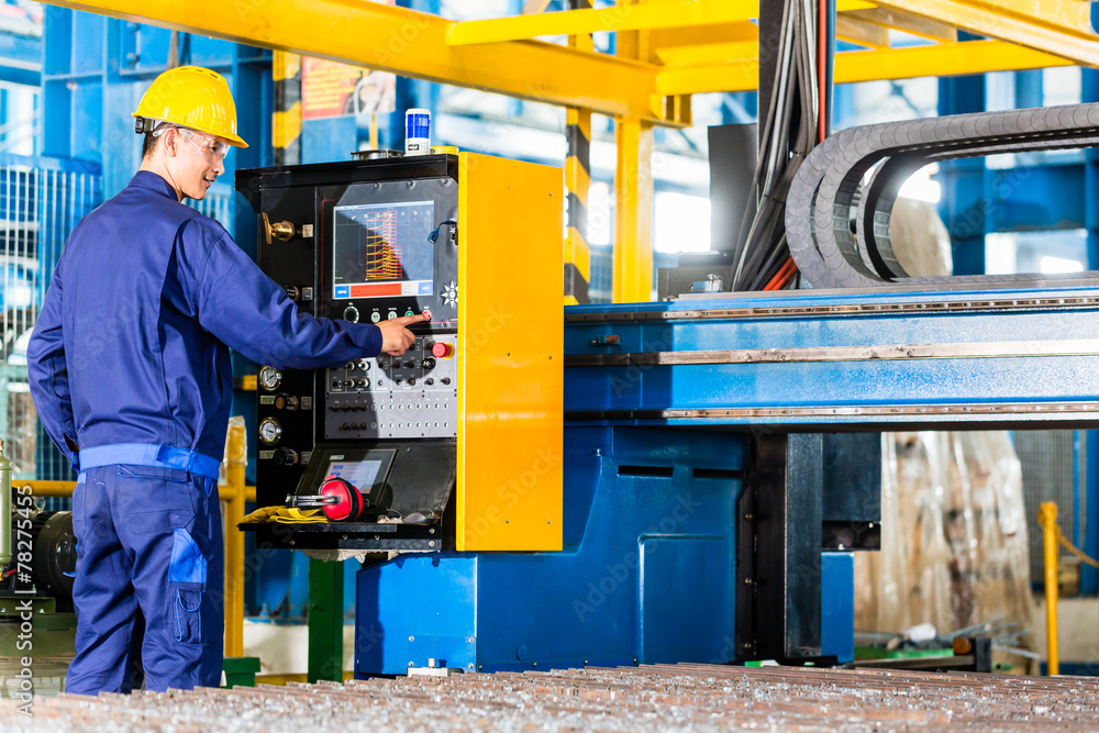 Worker in manufacturing plant at machine control panel Stock-Foto ...