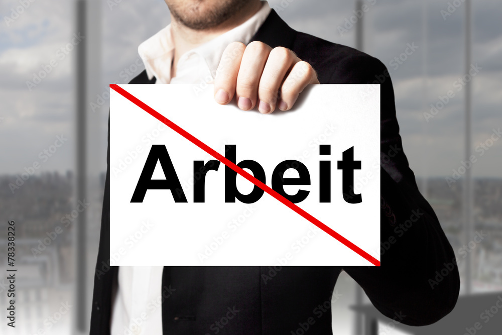 Geschäftsmann hält Schild Arbeit durchgestrichen arbeitslos Stock-Foto ...