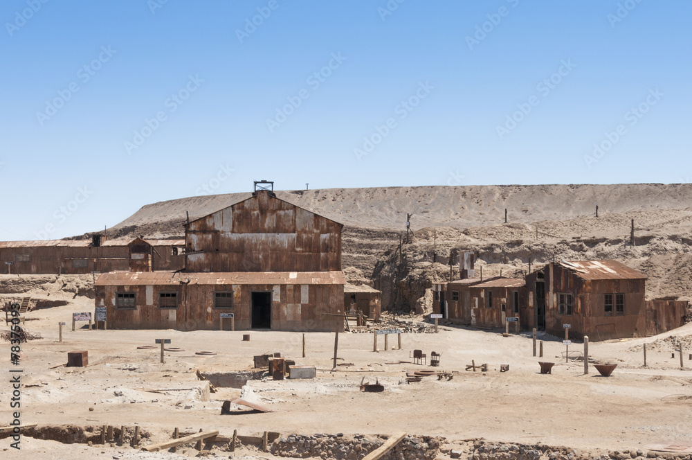 Poster, Foto Rusted buildings in the saltpeter works of Humberstone ...