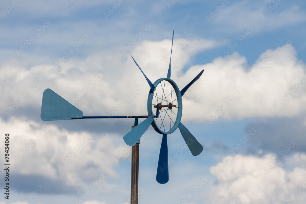 Windrad im Garten mit Himmel und Wolken im Hintergrund Stock Photo ...