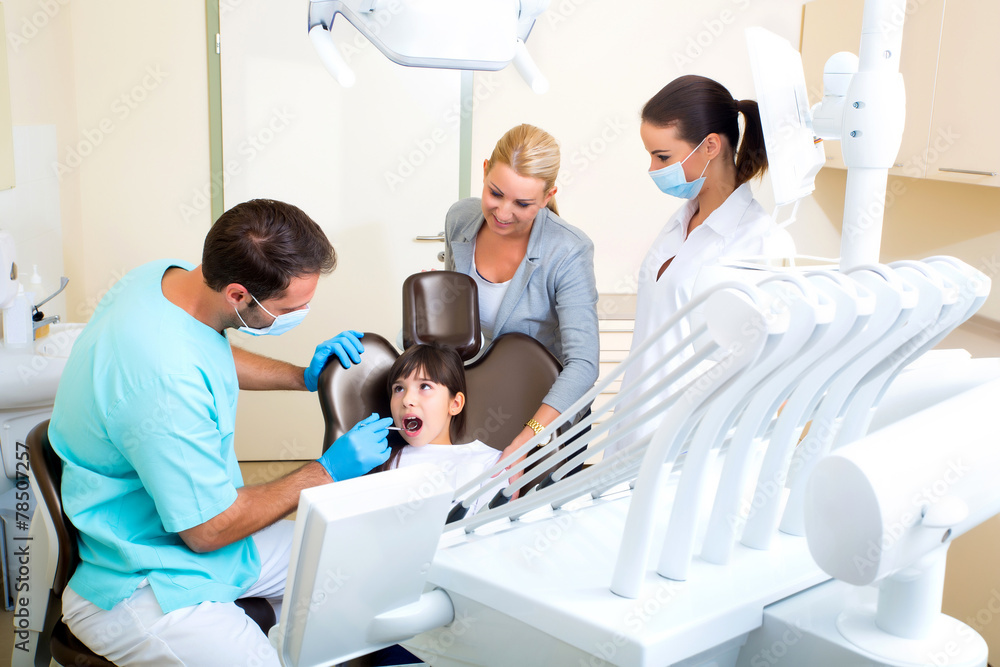 Kleines Mädchen mit ihrer Mutter beim Zahnarzt Stock Photo | Adobe Stock