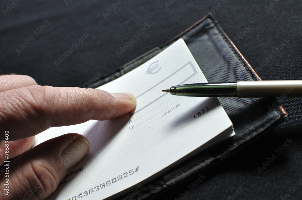 Payer par chèque bancaire Stock Photo | Adobe Stock