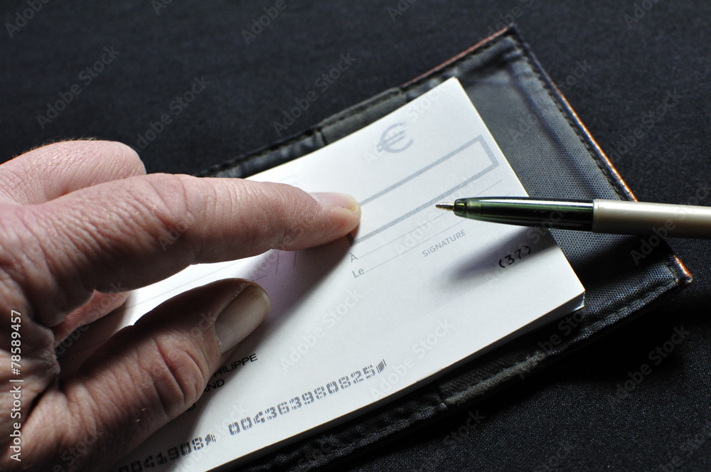 Payer par chèque bancaire Stock Photo | Adobe Stock