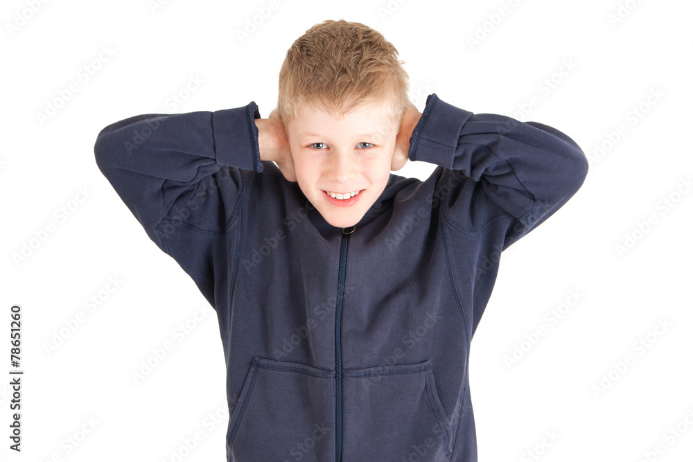 Junge hält sich die Ohren zu Stock-Foto | Adobe Stock