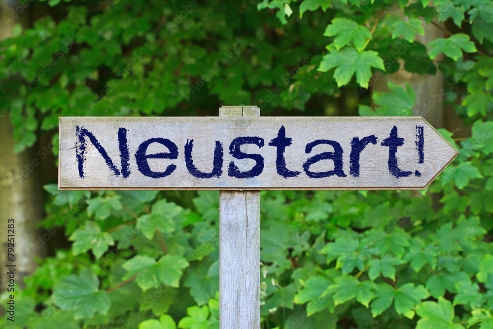 Holzschild - Neustart! Stock-Foto | Adobe Stock