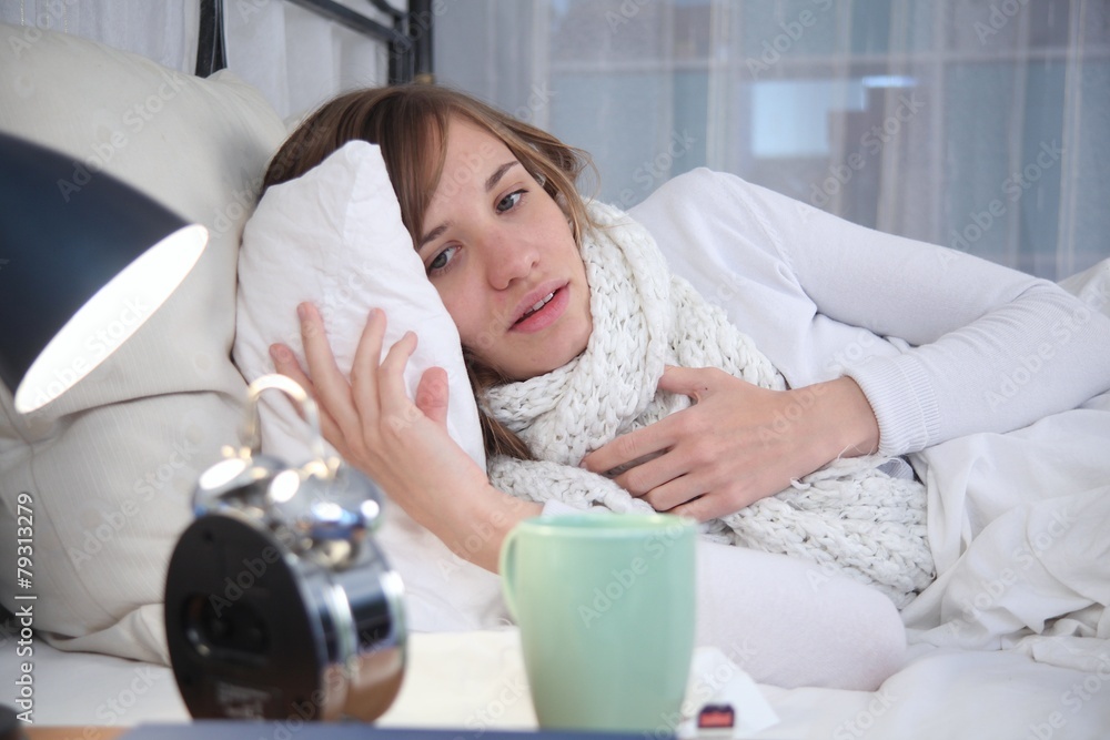 Junge Frau krank im Bett Stock-Foto | Adobe Stock