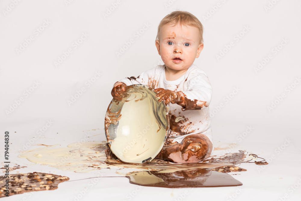 Kleines Baby mit Schokolade verschmiert Stock Photo | Adobe Stock