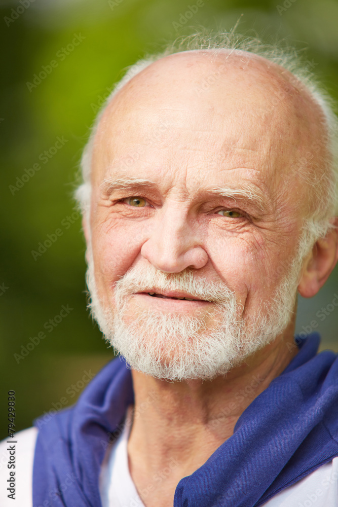 Alter Mann als Senior im Park Stock Photo | Adobe Stock