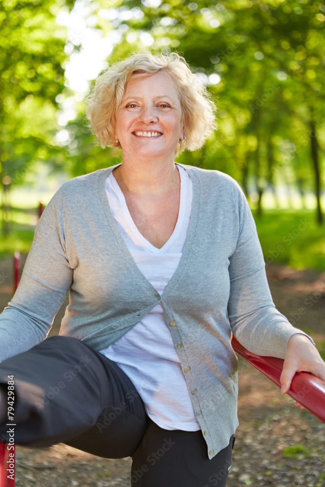 Aktive Seniorin auf Trimm Dich Pfad im Wald Stock Photo | Adobe Stock