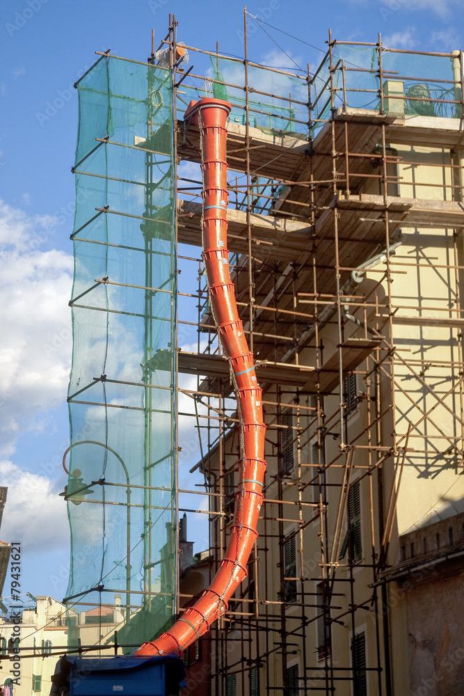Foto Stock Rubble chute for scaffolding | Adobe Stock