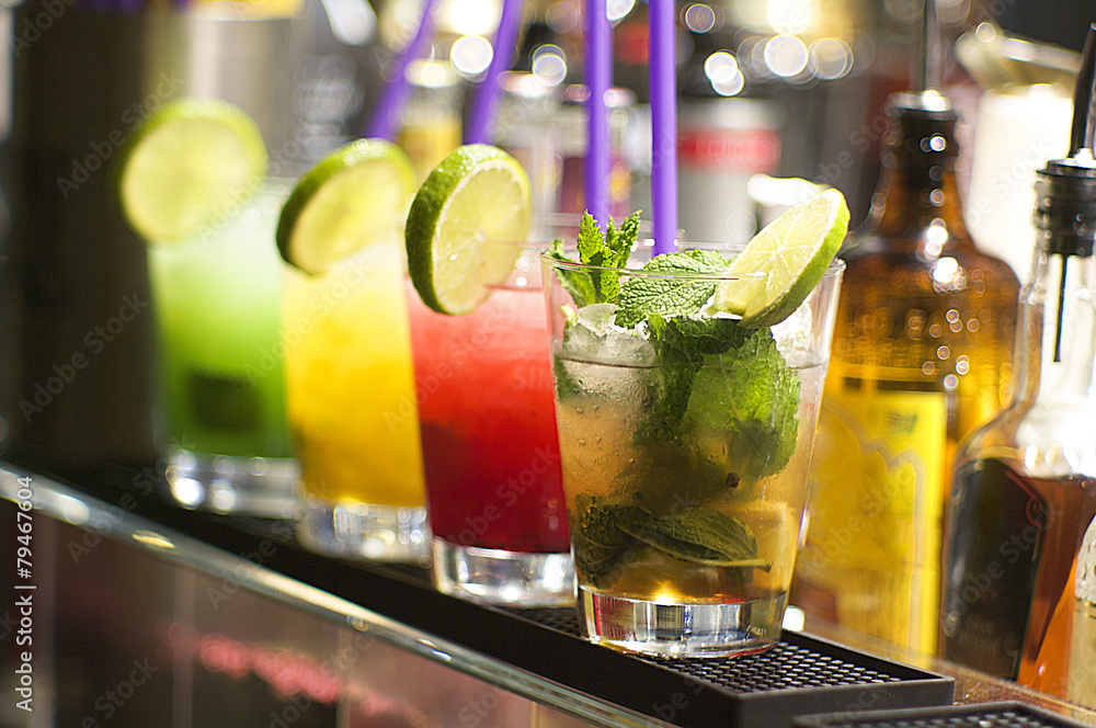 Mojito limón cócteles colores - Lemon Mojito cocktails colors Stock ...