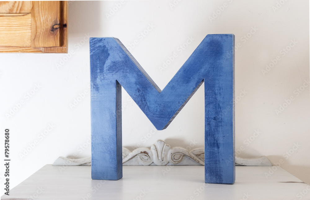 letra M azul de madera Stock Photo | Adobe Stock