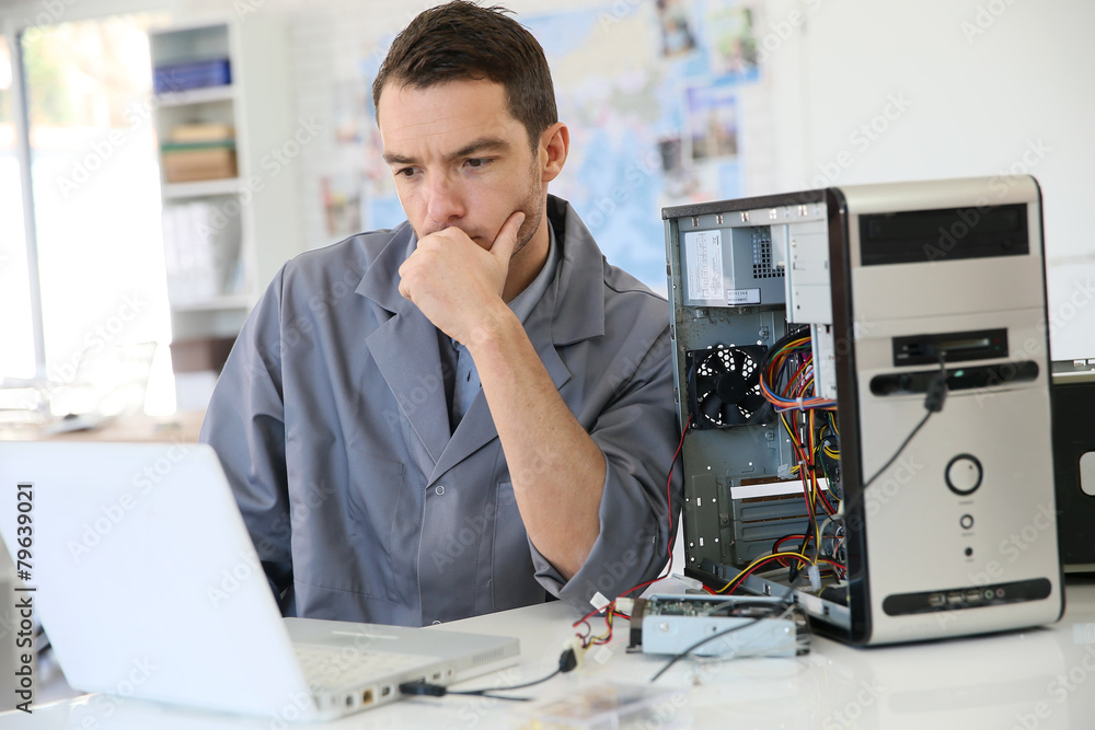Technician fixing computer hardware foto de Stock | Adobe Stock Technician fixing computer hardware foto de Stock | Adobe Stock