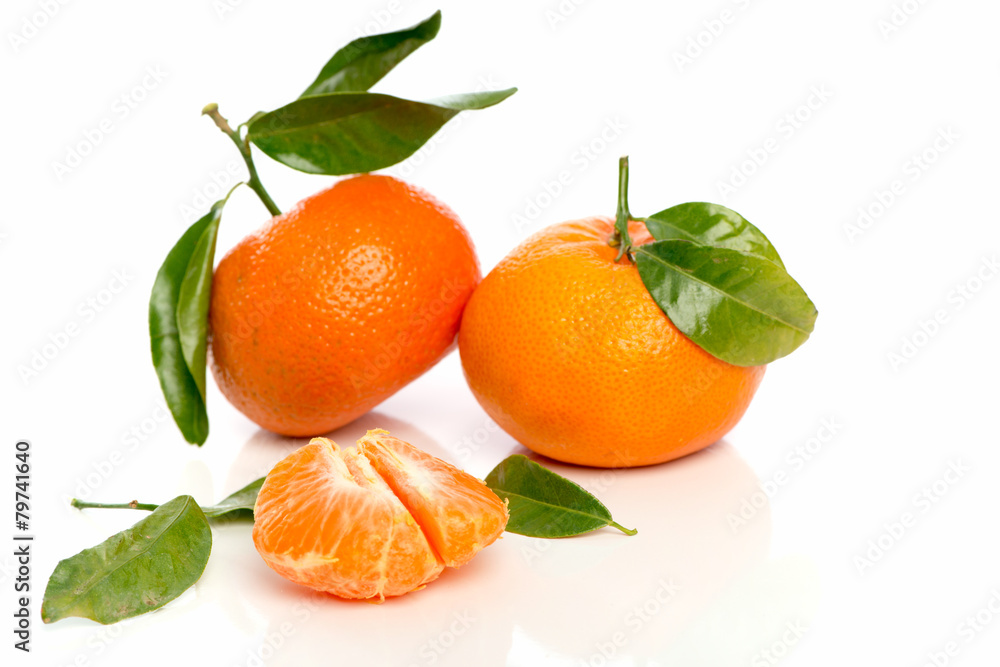 Mandarinen und Fruchtstücke Stock-Foto | Adobe Stock