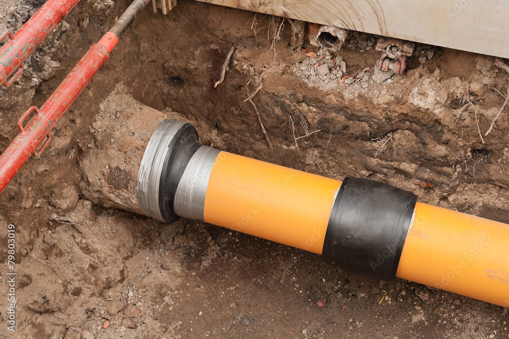 Eine neue PE-Gasleitung läuft durch eine alte Stahl-Gasleitung Stock ...