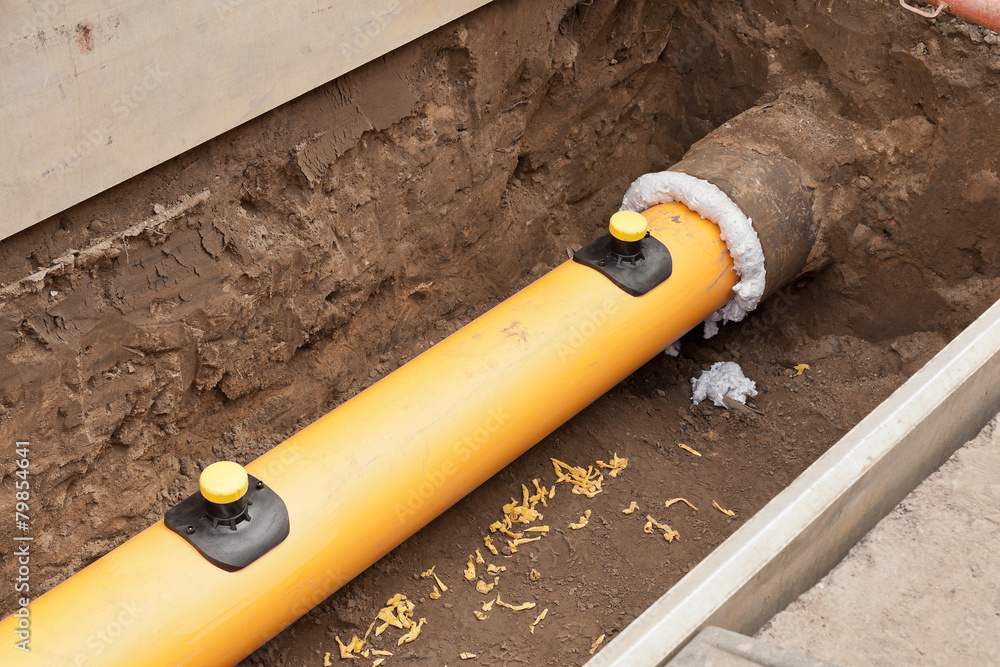 Eine neue PE-Gasleitung läuft durch eine alte Stahl-Gasleitung Stock ...