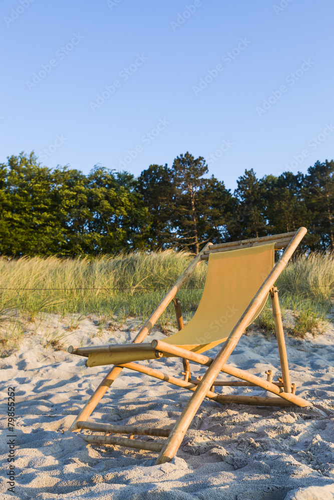 Strandstuhl im Sand vor einer Düne am Meer Stock-Foto | Adobe Stock