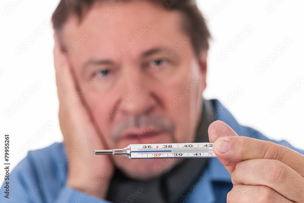 Kranker Mann hat Fieber Stock-Foto | Adobe Stock