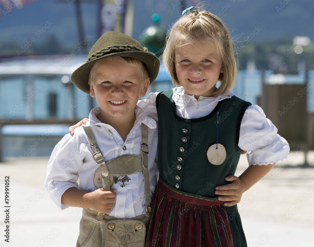 Austria, Salzkammergut, Upper Austria, Children in traditional costume ...