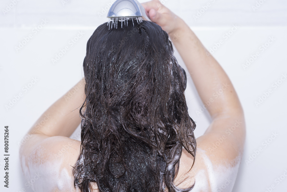 Chica en la ducha. foto de Stock | Adobe Stock