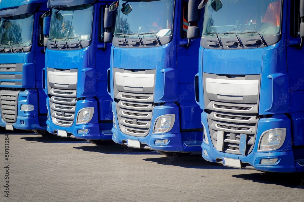 LKW-Spedition, abgestellte, blaue Laster - Frontansicht Stock-Foto ...