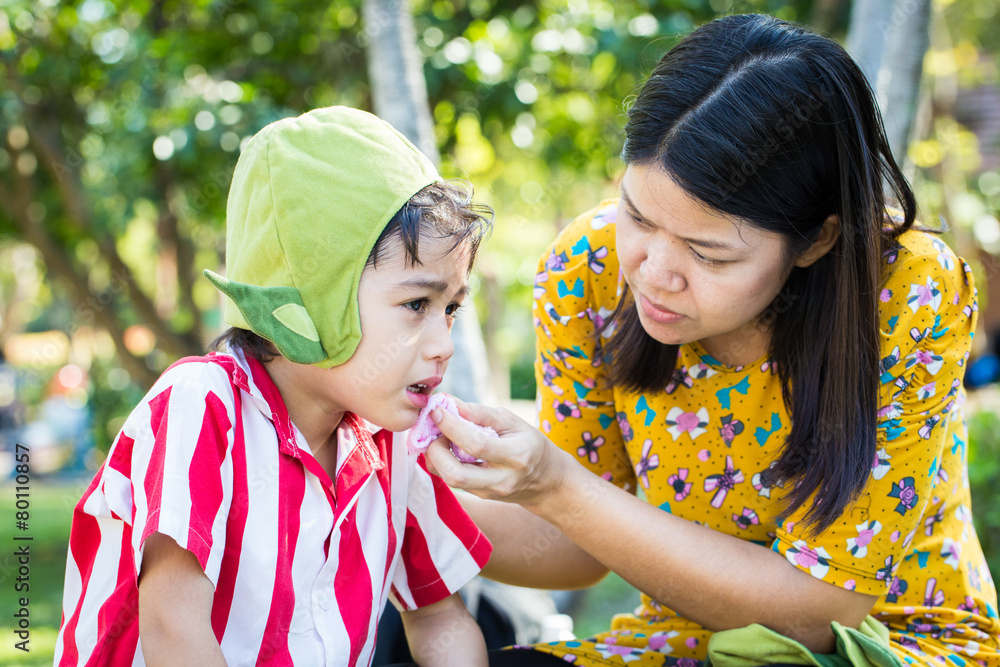 Little boy Bleeding at the mouth and mother help first aid to hi Stock ...