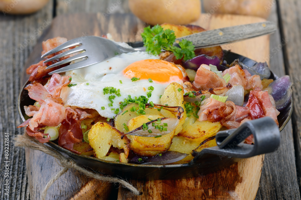 Bauernschmaus mit Bratkartoffeln, Speck und Spiegelei Stock-Foto ...